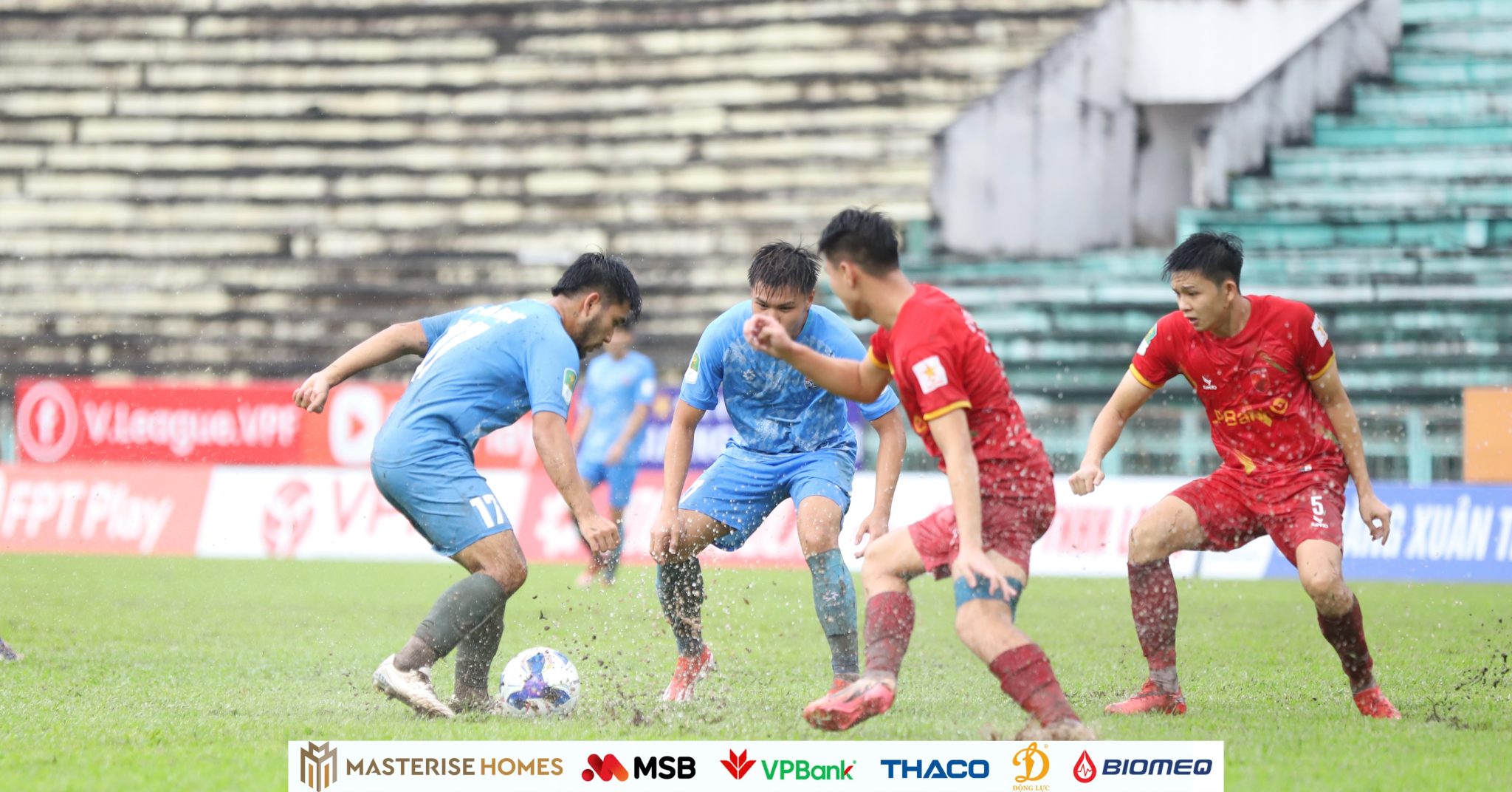 Thi đấu dưới mặt sân ướt sũng, ứng cử viên thăng hạng PVF-CAND đã bất lực trong việc tìm được ...